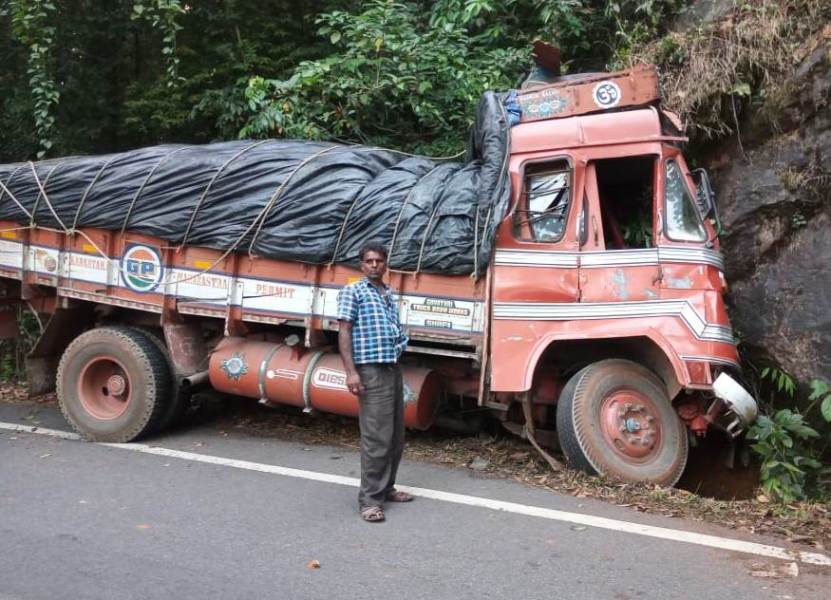 ಬಂಡೆಕಲ್ಲಿಗೆ ಲಾರಿ ಡಿಕ್ಕಿ : ಚಾರ್ಮಾಡಿ ಘಾಟ್ ನಲ್ಲಿ ಘಟನೆ ; ಚಾಲಕ ಪ್ರಾಣಾಪಾಯದಿಂದ ...